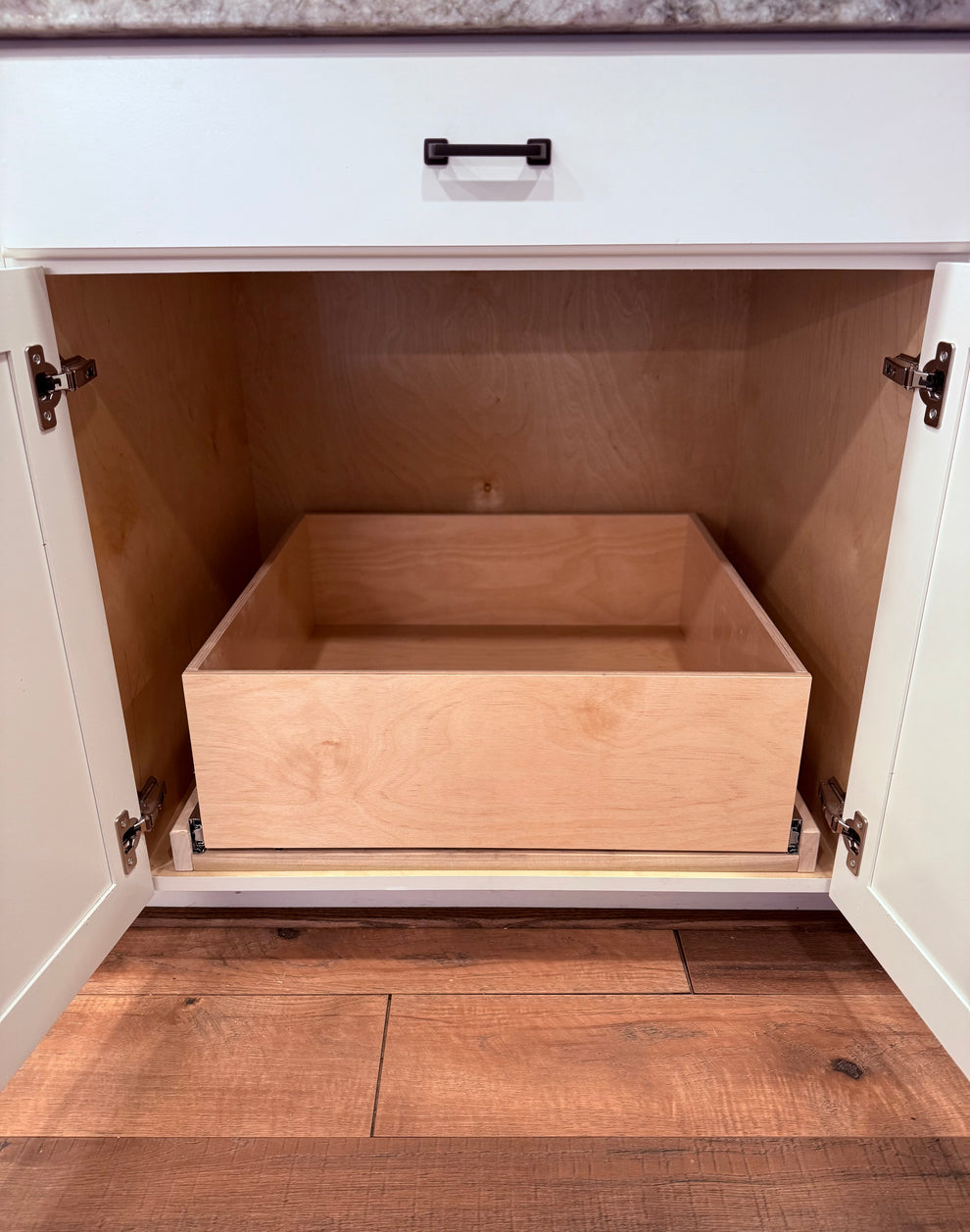 Single slide out drawer – Interior Cabinet Solutions