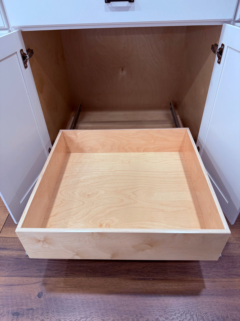 Single slide out drawer – Interior Cabinet Solutions